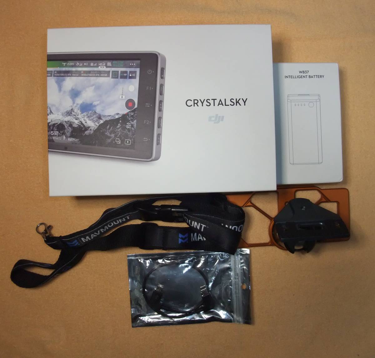 【目立った傷や汚れなし】DJI CrystalSky クリスタルスカイ モニター 7.85インチ インテリジェントバッテリー 充電器 送信機取り付けブラケットの落札情報詳細 - ヤフオク落札 ...