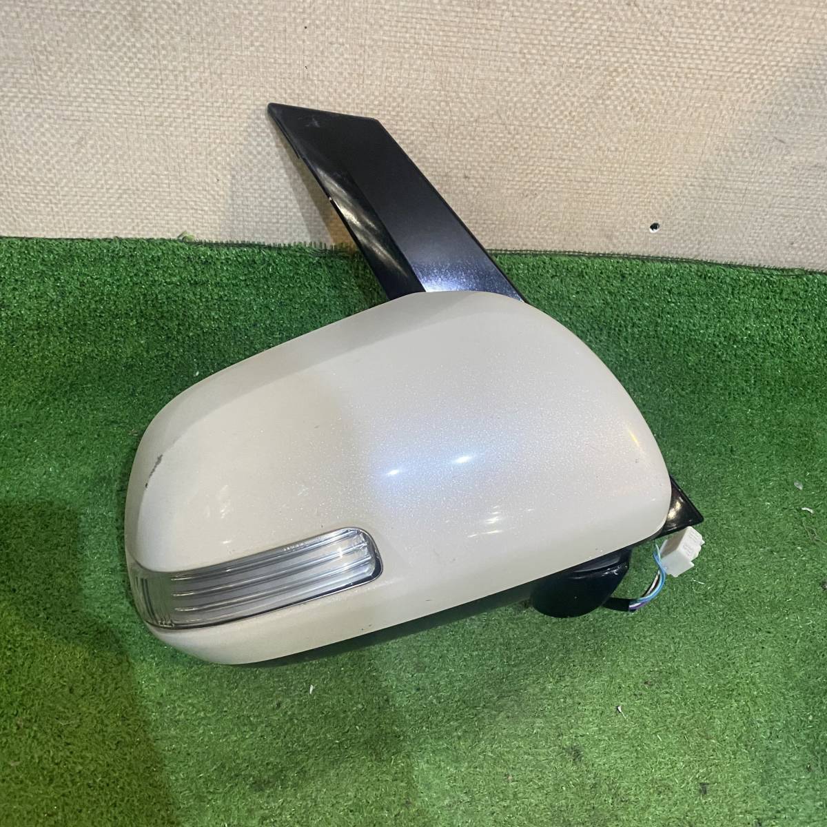 【やや傷や汚れあり】74019 トヨタ ヴェルファイア 右ドアミラー Murakami 8406 11ピン 白 070 パール ウィンカー