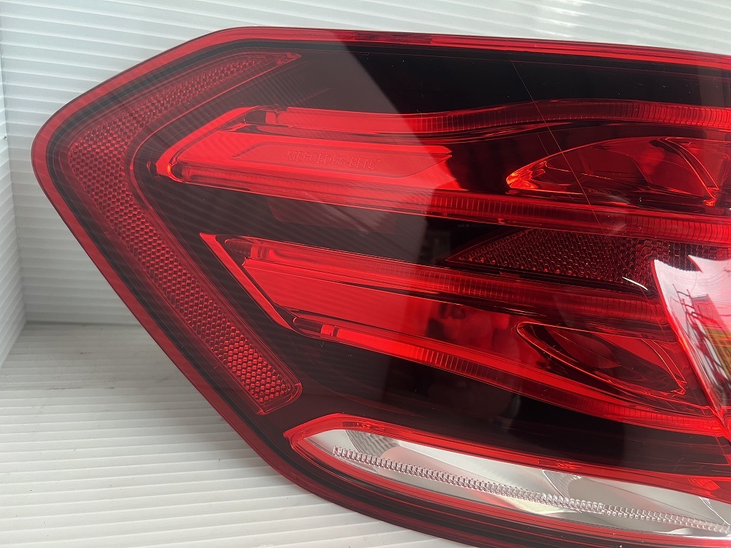 【やや傷や汚れあり】 メルセデスベンツ 純正 Eクラス セダン W212 後期 LED テール 左側 テールランプ テールライト ...