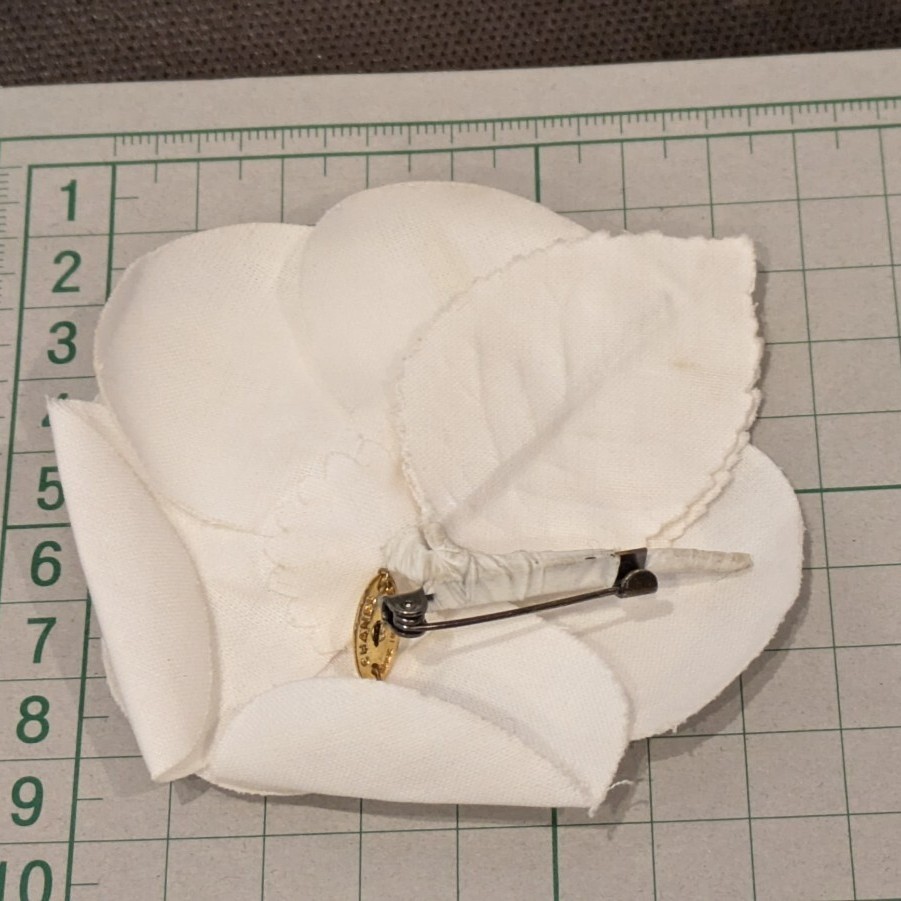 【やや傷や汚れあり】CHANEL シャネル ブローチ カメリアホワイト フランス製 アクセサリー（0310）の落札情報詳細 - Yahoo!オークション落札価格検索 オークフリー