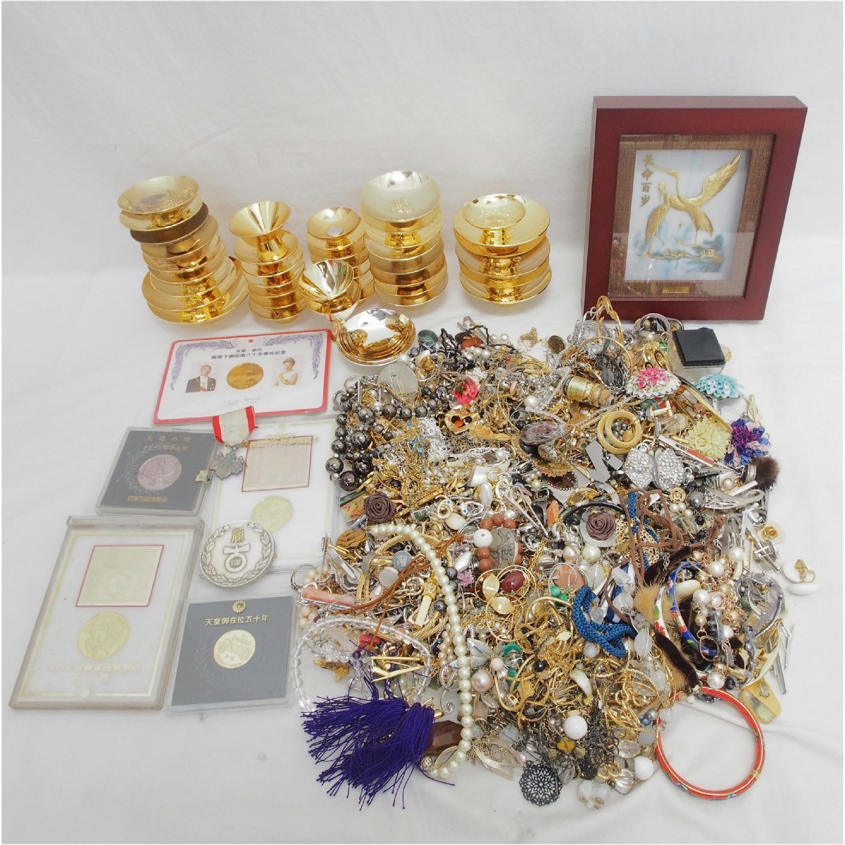 【全体的に状態が悪い】【アクセサリー約9kg大量まとめセット/ジャンク】ネックレス/ブレスレット/イヤリング/金杯/銀杯/記念メダル他 K24GP他【78】の落札情報詳細 - Yahoo ...