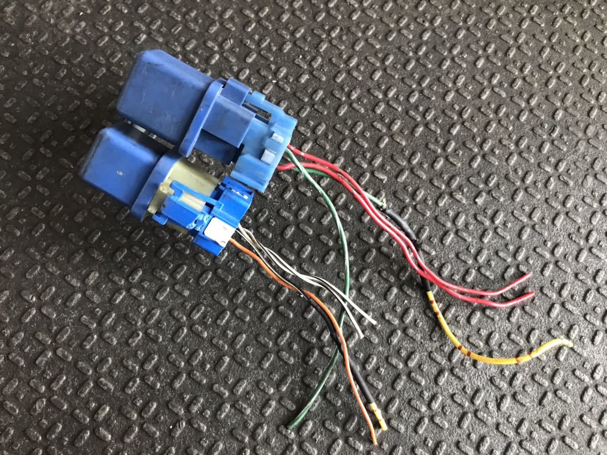 【傷や汚れあり】中古スカイライン(ECR33,RB25DET、タイプM)用？フューエルポンプリレー、EGIリレー(配線カプラー付き) 品番 ...