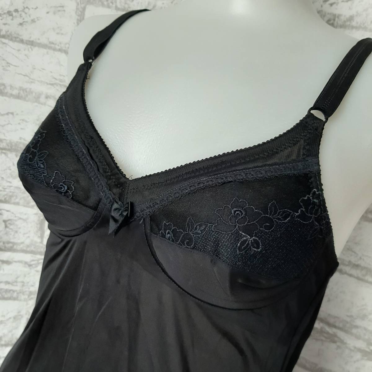 【目立った傷や汚れなし】匿名配送★レトロ 胸元つるん 光沢つるてか ブラ スリップ 黒 ブラック 85a 95 Bの落札情報詳細