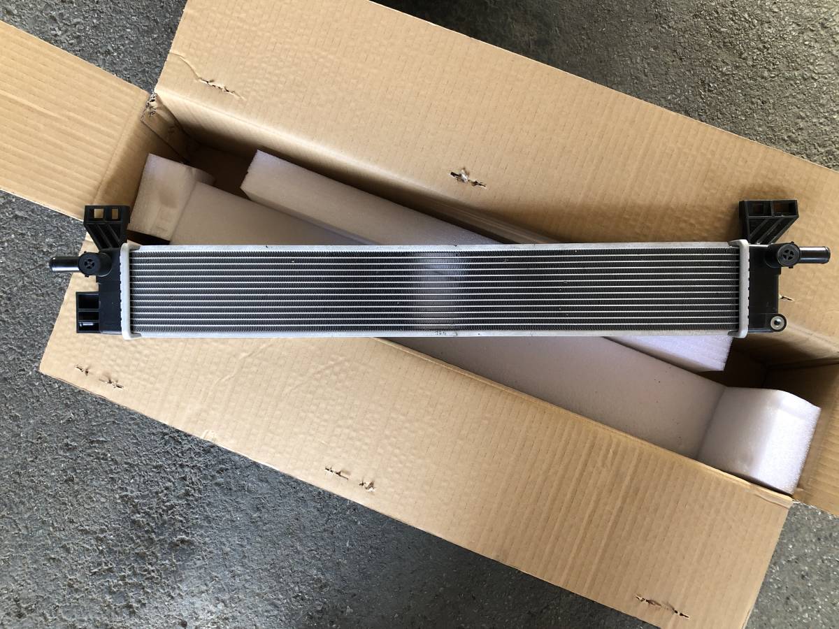 【やや傷や汚れあり】良品★トヨタ 純正 トヨタ ノア ヴォクシー エスクアィア ハイブリッド ZWR80W ZWR80G 純正 インバーター用ラジエータ G9010-28030 ZRR80の ...