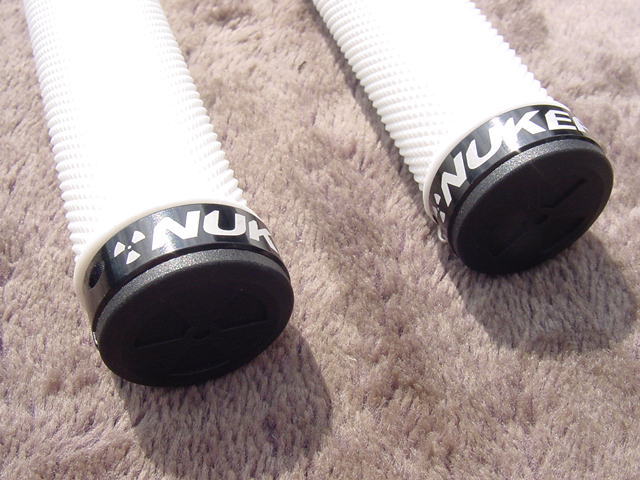 【未使用】NUKEPROOF Neutron Knurled Lock-On GRIP White 新品未使用の落札情報詳細 - ヤフオク落札 ...