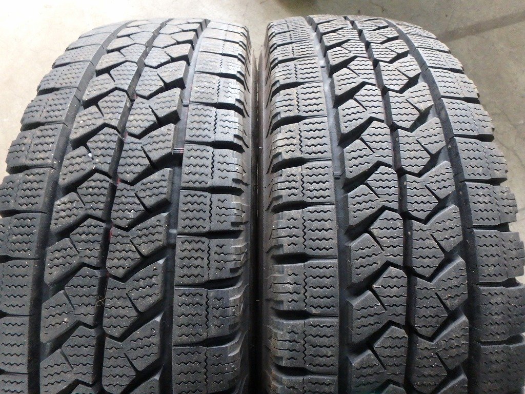 【やや傷や汚れあり】D687 2022年製 送料無料【215/70R17.5 118/116】ブリヂストン W979 スタッドレス 2本 約7 ...