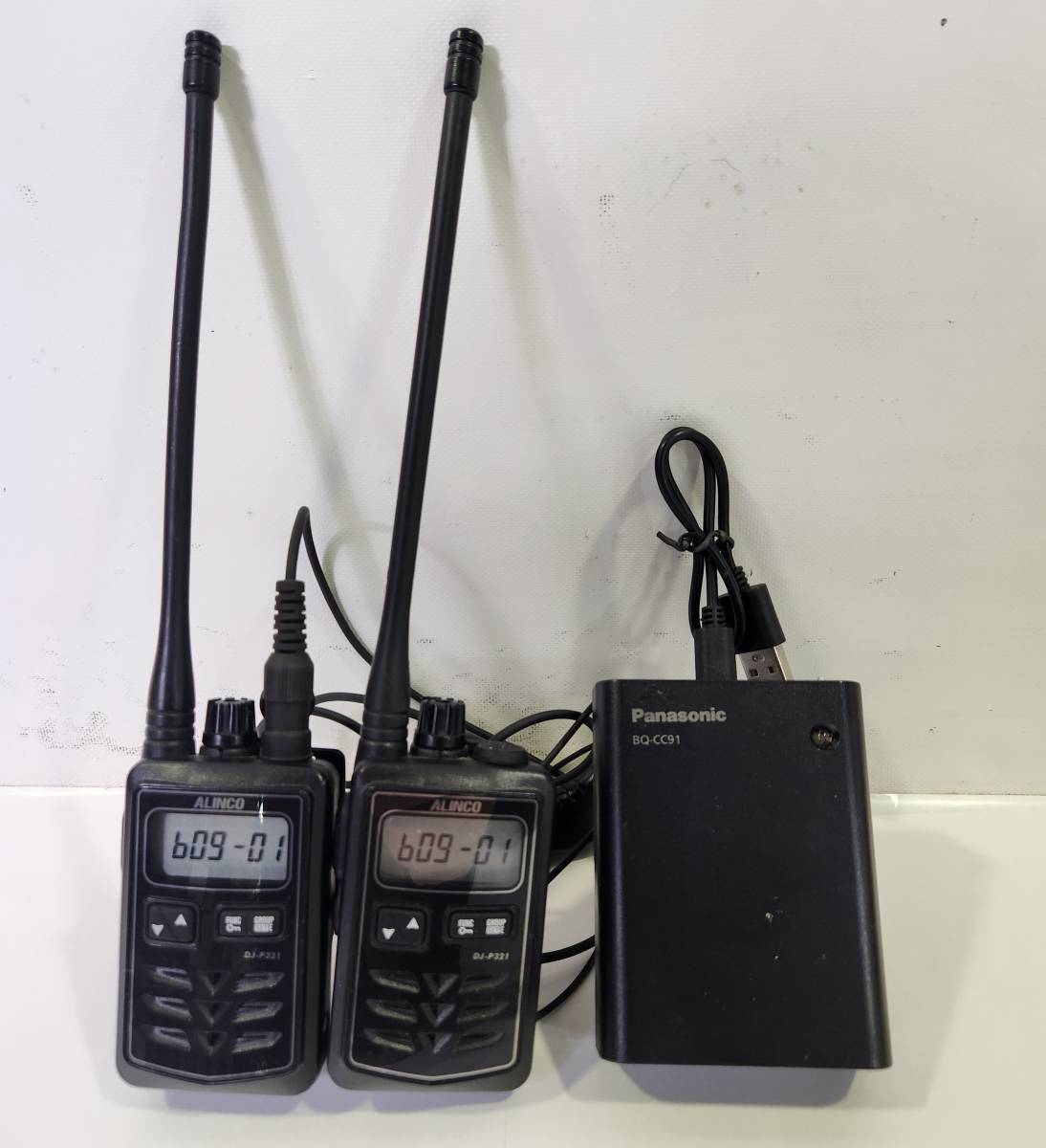 【やや傷や汚れあり】 ALINCO DJ-P321BM 47ch 中継対応 防浸 小型特定小電力トランシーバー 2基 イヤホン1個 USB ...