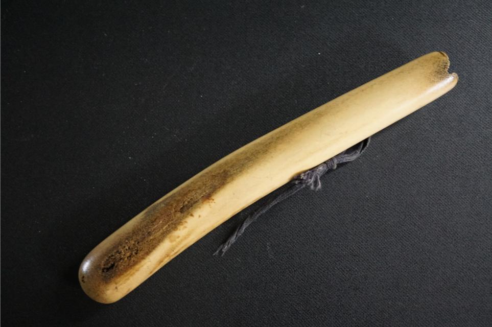 【やや傷や汚れあり】D4718-2 時代 鹿角 高肉彫 祈祷師図 煙管筒 煙管差し 堤物 根付の落札情報詳細 - Yahoo!オークション落札 ...