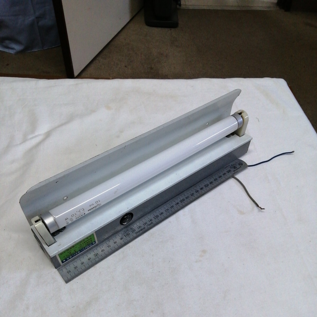 【やや傷や汚れあり】クロバー電器 蛍光灯器具 100v 60Hz FL10w グロー式 全長約35.7cm アンティーク 点灯確認Ok. 照明器具の落札情報詳細 - Yahoo!オークション ...