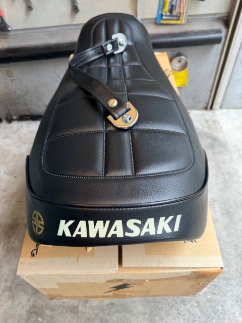 【未使用】未使用新品 カワサキ Z1 Z2 あんこ抜きMRS シート 旧kawasakiゴールドロゴ ベルト付属 kawasaki KZ 750RS 旧車の落札情報詳細 - Yahoo ...