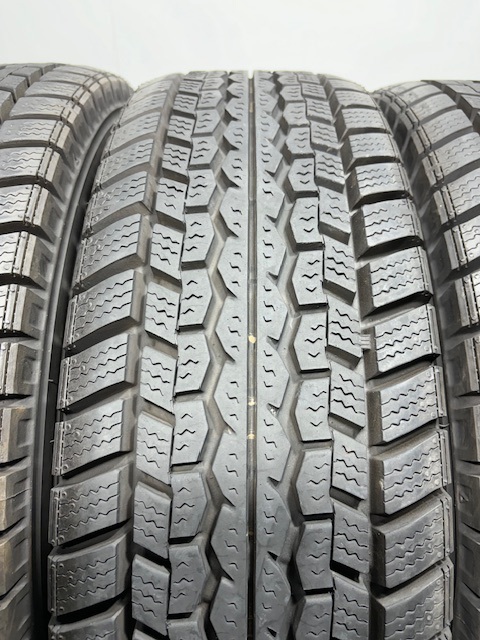 【目立った傷や汚れなし】☆送料込み☆ 2022年製以降 205/80R15 109/107L LT ダンロップ SPLT01M スタッドレス ...