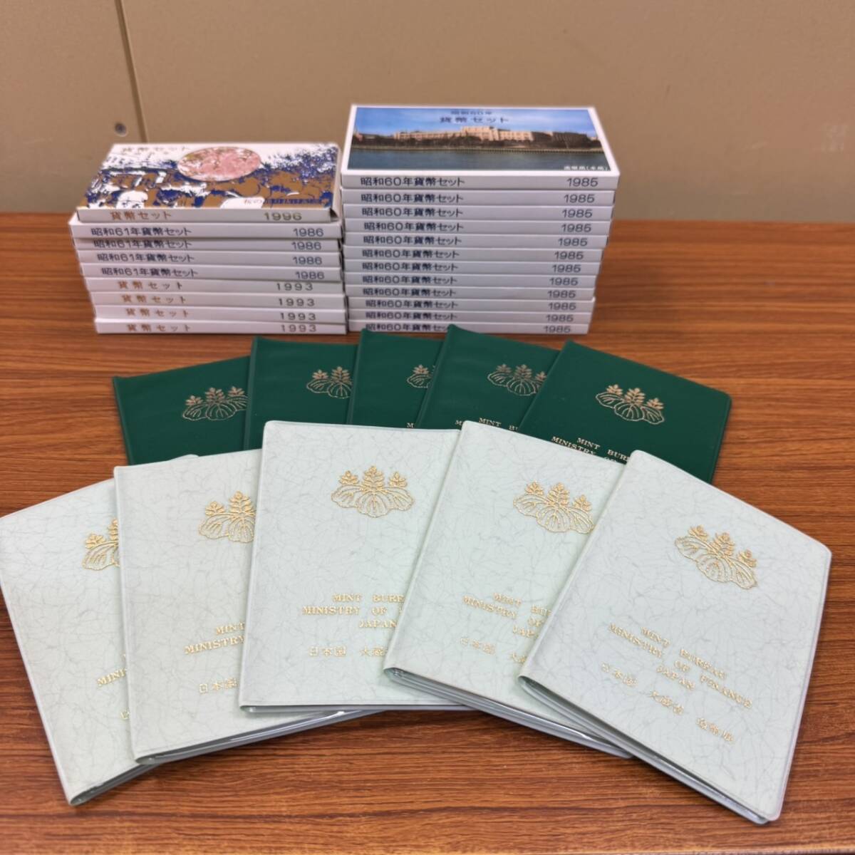 【目立った傷や汚れなし】プルーフ貨幣セット 合計31点 まとめ 総額面18146円 S55年 S58年 S60年 S61年 H5年 H8年 記念硬貨 ミントセット 造幣局の落札情報詳細 ...