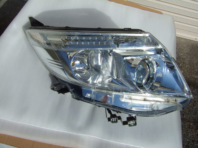 【やや傷や汚れあり】zrr80g ノア ヘッドランプ 右 ヘッドライト 80 前期 Led 刻印 J Zrr85g Zwr80g 81110