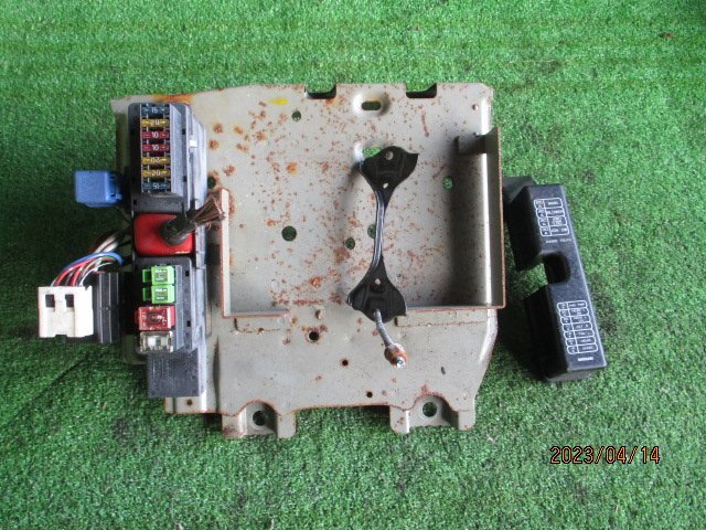 【傷や汚れあり】(0131)ER33 スカイライン バッテリーブラケット ヒューズボックスの落札情報詳細 - ヤフオク落札価格検索 オークフリー
