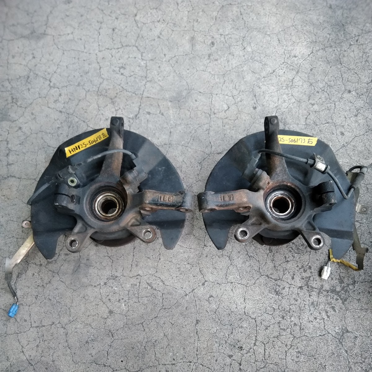 【傷や汚れあり】スズキ Kei ケイ HN12S HN11S HN21S HN22S フロントハブ ナックル 左右セット 45110 ...