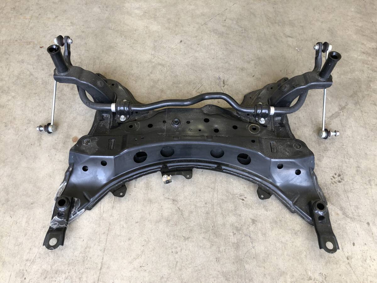 【やや傷や汚れあり】カローラクロス ZVG15 フロントメンバー 51201-76032 スタビライザー リンク付 走行距離10,377km ...