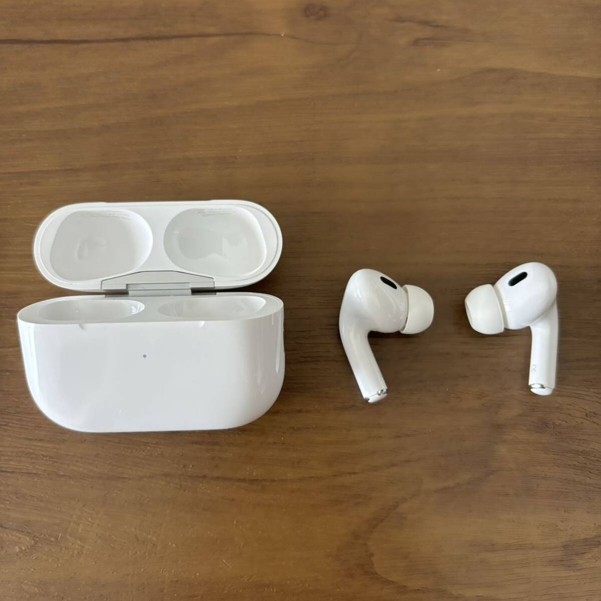 【未使用に近い】【美品】AirPods Pro 第2世代 正規品 A2700 A2698 A2699 Lightning 動作確認済 ...