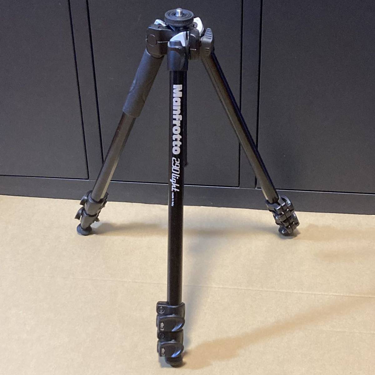 【やや傷や汚れあり】manfrotto アルミニウム 3段三脚 290 light マンフロット イタリア製 の落札情報詳細 - ヤフオク落札価格検索 オークフリー