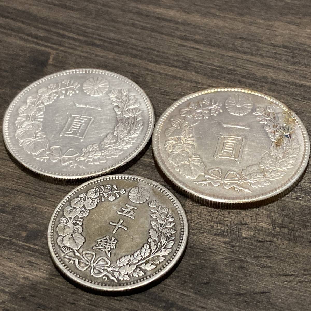 【傷や汚れあり】銀貨3枚 新1円 一圓 26.91g・26.90g 五十銭 13.38g 銀貨 龍 竜 銀貨 日本 古銭 コイン の落札情報詳細 - Yahoo!オークション落札価格検索 オークフリー