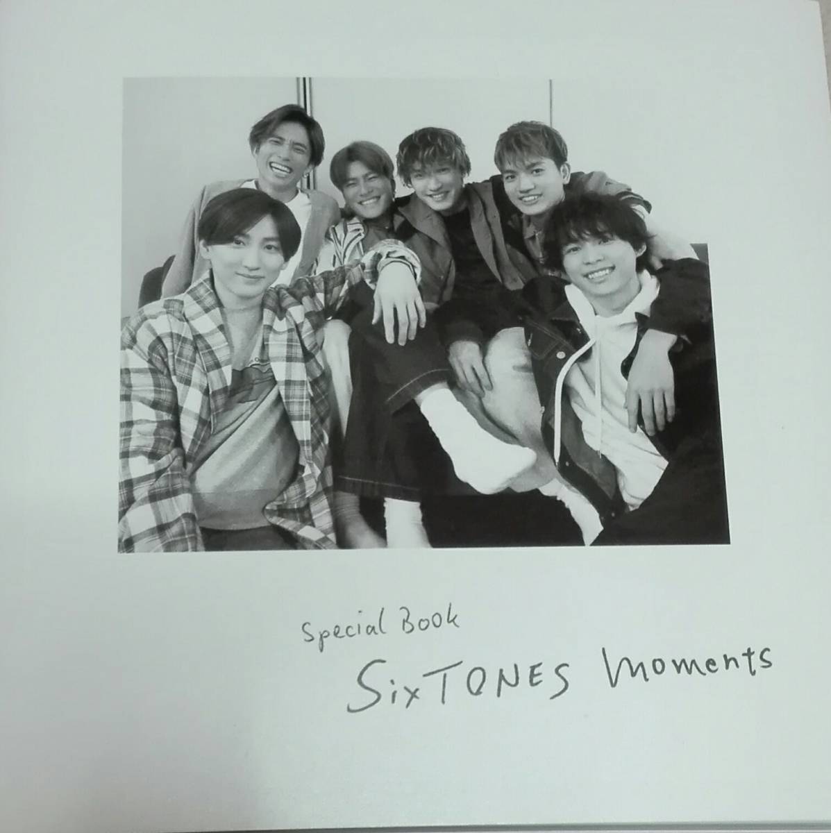 【傷や汚れあり】SixTONES 2022.4-2023.3 オフィシャル カレンダー 付録 Special book 「SixTONES moments」 冊子のみ 傷あり カレンダー無しの ...