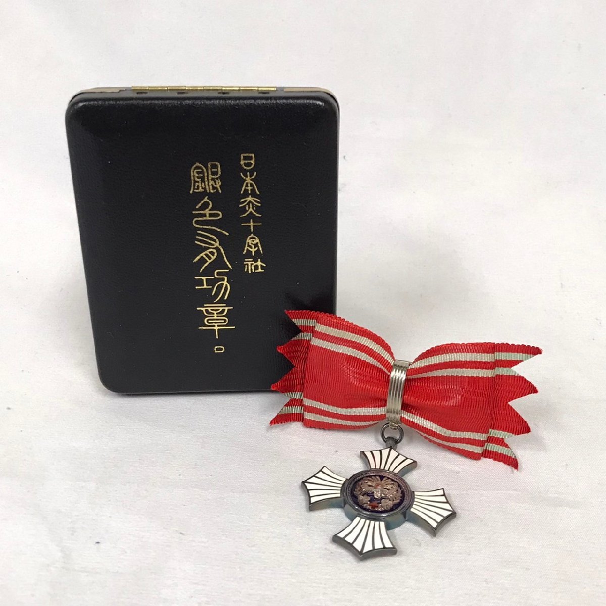 【やや傷や汚れあり】 勲章 日本赤十字社銀色有功章 明治21年 【総重量 約35.57g/縦横 約8.5㎝】ピンバッジ リボン コレクション ケース付き の落札情報詳細 - Yahoo ...