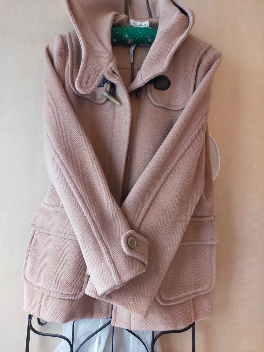 【目立った傷や汚れなし】★美品&クリーニング済！！★★【Laura Ashley♪ローラアシュレイ】お仕立てしっかりのフード付きコート♪ ...