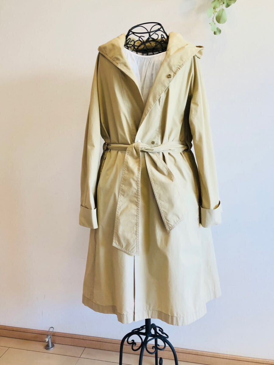 【目立った傷や汚れなし】美品 定価28000円 三越伊勢丹高島屋扱 TOMORROWLAND MACPHEE Aラインスプリングコート フード付 人気ブランド雑誌掲載 ベージュ系無地 SMLの ...