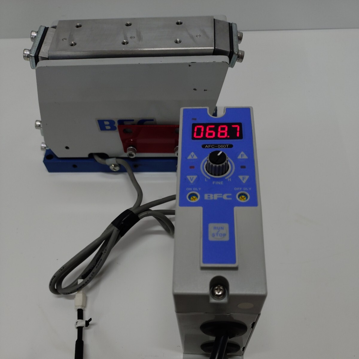 【やや傷や汚れあり】BFC LINEAR FEEDER 圧電リニアフィーダー 継ぎばね防振式 AFJ-S12 圧電フィーダーコントローラー ...