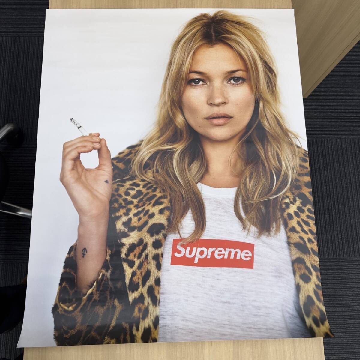 【目立った傷や汚れなし】☆【激レア/美品】非売品 Supreme シュプリーム Kate Moss ケイトモス KAWS KYNE ボックスロゴ Tシャツ ステッカー ポスター 2012SSの ...