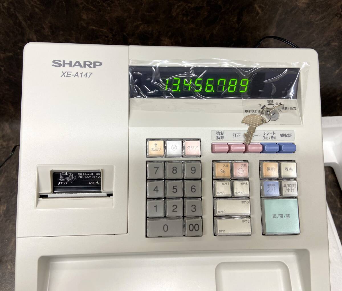 【目立った傷や汚れなし】外観良好 SHARP XE-A147-W ロール紙 3ケ付 シャープ 電子レジスター/店舗用品/レジスタ/取説/稼働品 ...