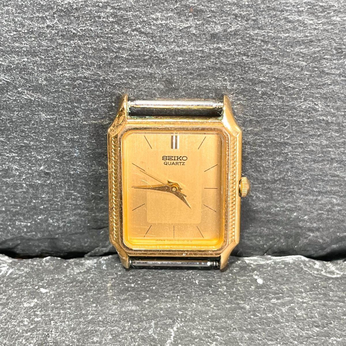 【やや傷や汚れあり】1970年代製 SEIKO セイコー 7321-5040 腕時計 アナログ クオーツ 3針 スクエア ゴールド文字盤 ...