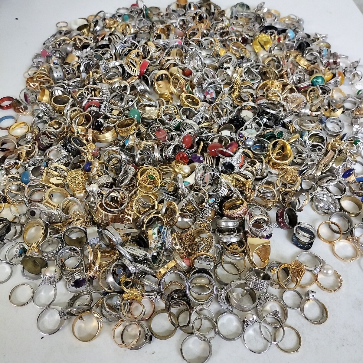【全体的に状態が悪い】約3.2kg 指輪 リング 3200g まとめ 超大量 アクセサリー ヴィンテージ 色石 アンティーク 天然石 刻印 18k 14k 750 昭和レトロ 1円 セットの ...