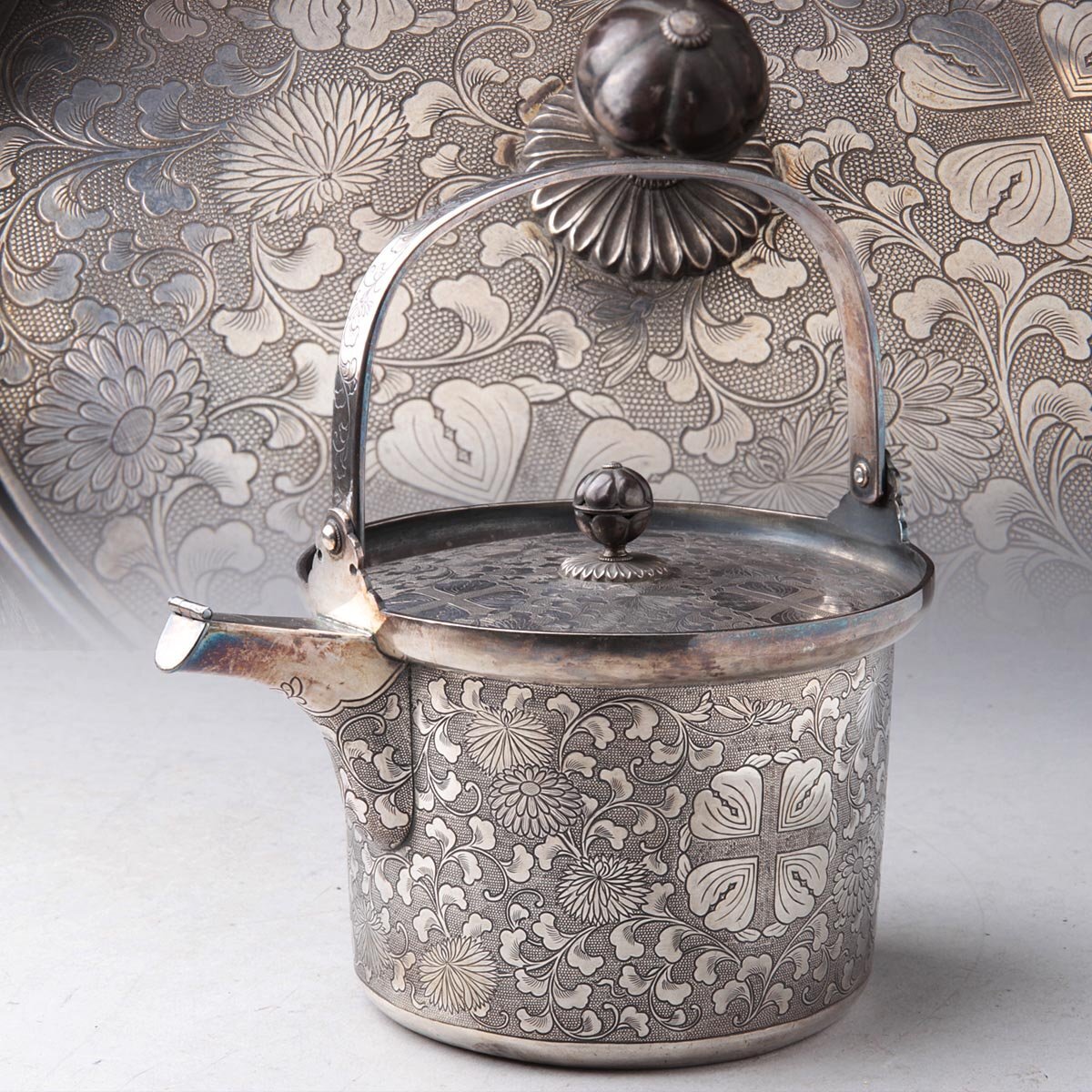 【やや傷や汚れあり】ZM745 時代金工 銀銚子 口蓋付 高15.2cm 重375g 木箱附・銀魚々子地毛彫菊唐草文銚子・銀瓶 御屠蘇具 酒器の落札情報詳細 - Yahoo!オークション落札 ...