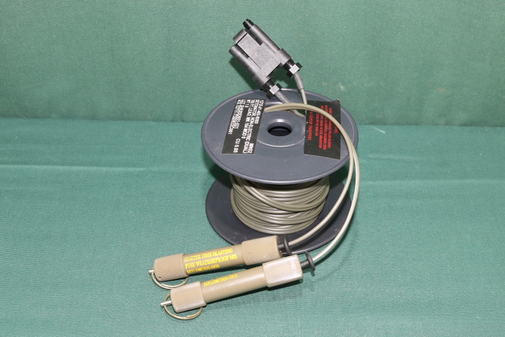 【やや傷や汚れあり】沖縄米軍実物 MK 154 DETONATOR ケーブル & IGNITER ヒューズ 2個 中古 装備用 コレクション ...