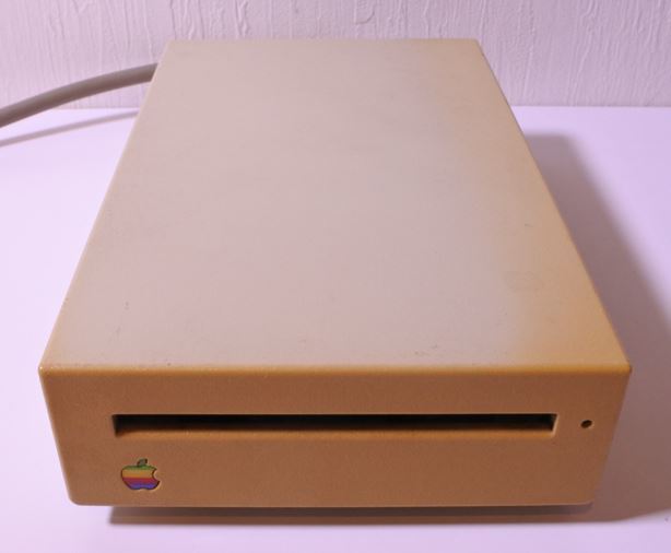 【傷や汚れあり】1円から売り切りスタート・・アップル Apple 800K External Drive Macintosh PLUS 外付けフロッピードライブ 20220725 tym ...