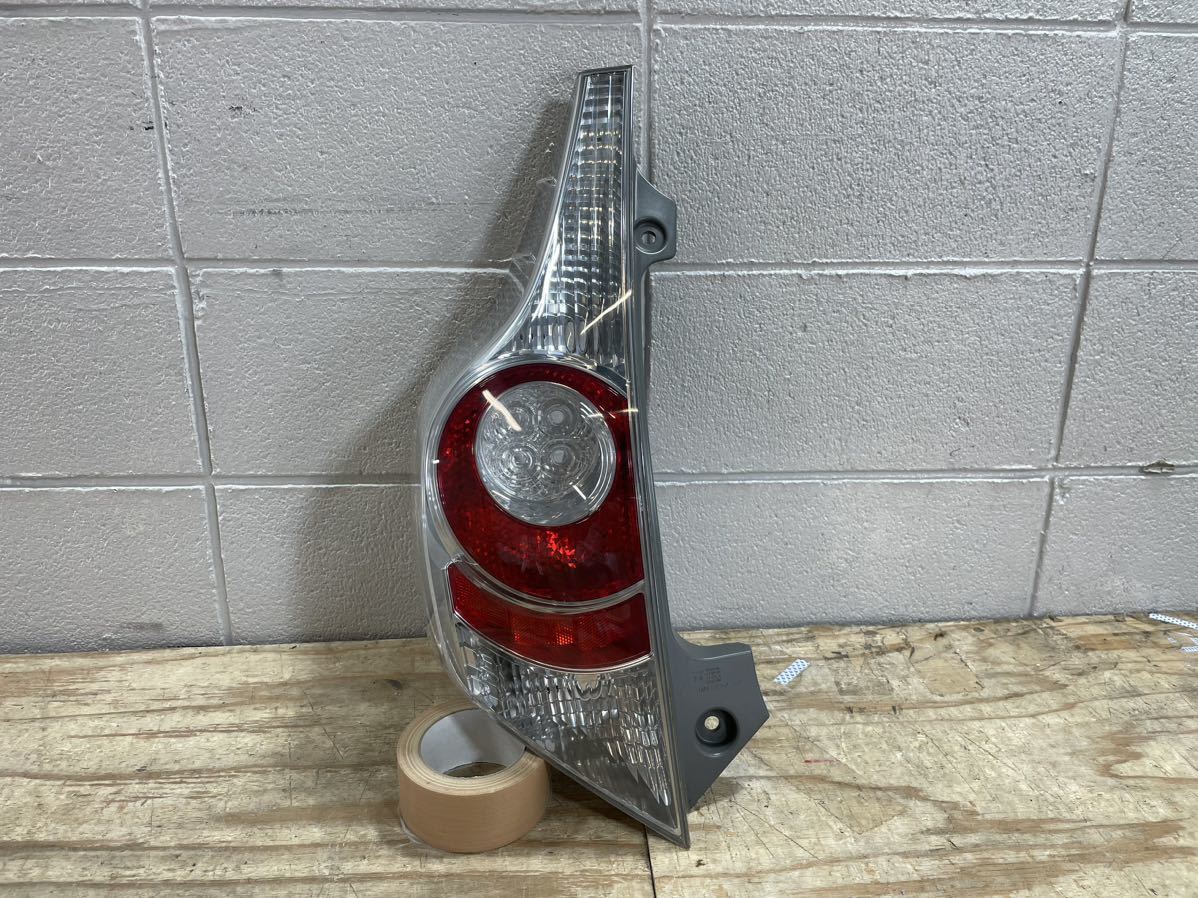 【傷や汚れあり】R41113 アクア NHP10 前期 純正 テール ランプ 左 刻印 Z 81561-52696 STANLEY 52 ...