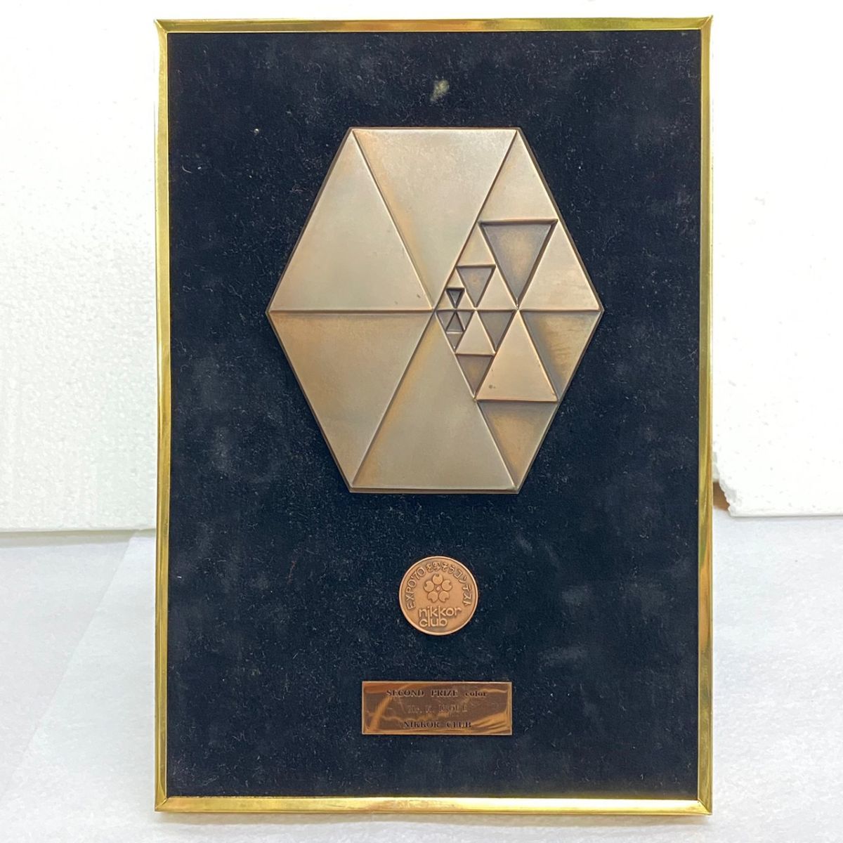 【傷や汚れあり】P340-B66-3 NIKKOR CLUB ニッコールクラブ Nikon 盾 EXPO’70を写そうコンテスト 記念盾 記念品 置き物 飾り オブジェ 約30×21㎝ ③の ...