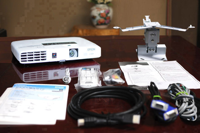 【やや傷や汚れあり】送料無料!シアターも綺麗！ワイヤレス投射無線LANユニット付！高輝度3000lm スリムプロジェクター EPSON EB ...