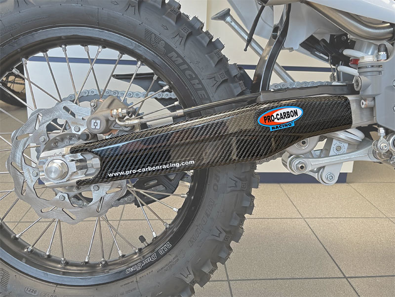 【未使用】[PRO-CARBON RACING] カーボン スイングアームガード KTM EXC EXC-Fの 125-530（各17-23 ...