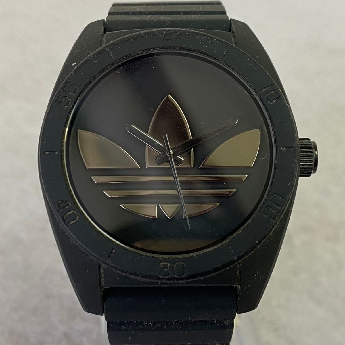 【傷や汚れあり】G438-O32-490 adidas アディダス SANTIAGO サンティアゴ ADH-2919 クォーツ ブラック 文字 ...