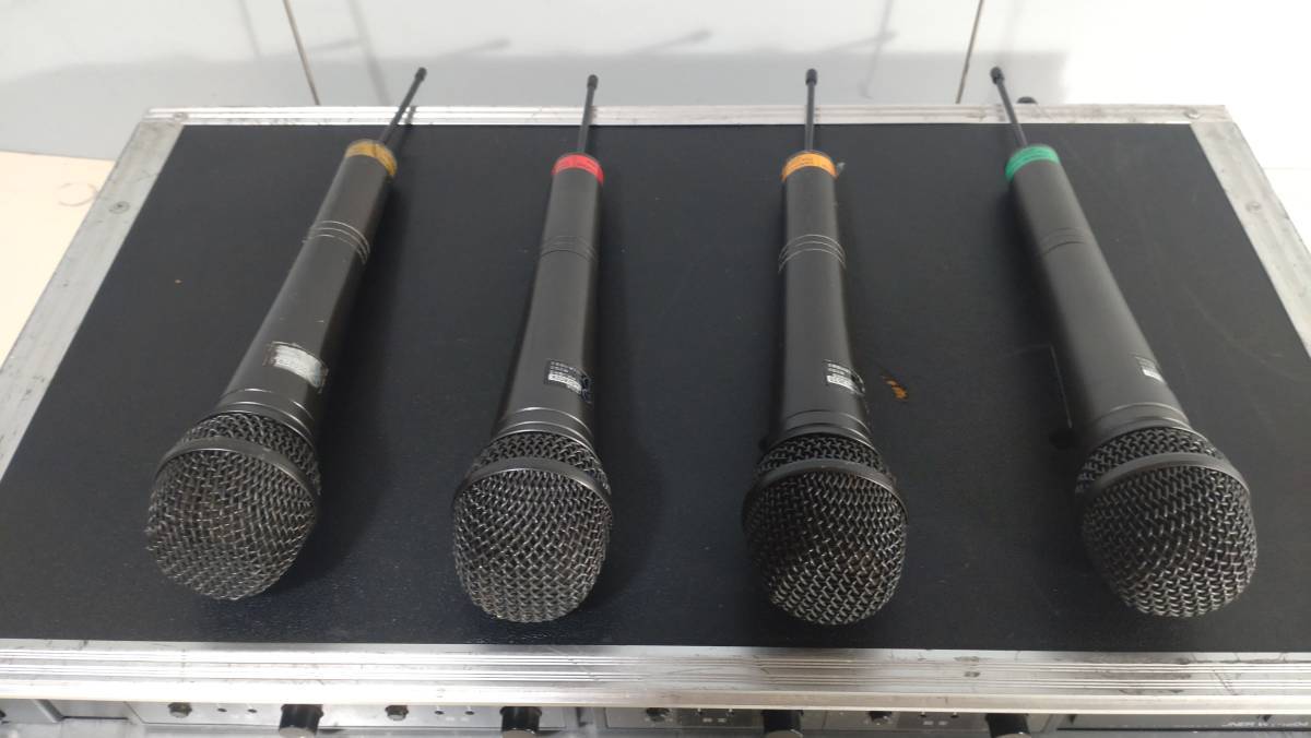 【やや傷や汚れあり】TOA ワイヤレスマイク 4本セット WM-250 B11 B12 B13 B15 レシーバー DIVERSITY WIEWLESS TUNER WT-1804 1Uラック ...