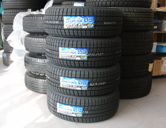 【未使用】新品 DUNLOP WINTER MAXX03 205/50R17 89Q 2023年（25週） WM03 スタッドレスタイヤ 4本 ...