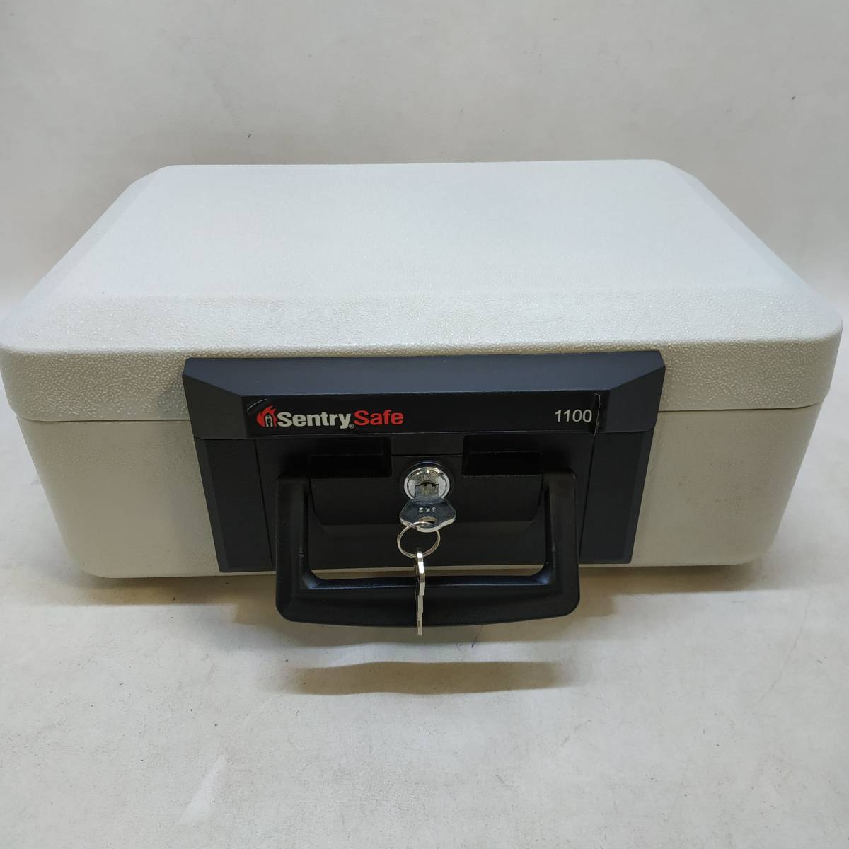 【やや傷や汚れあり】 Sentry Safe 1100 強力ボックス ポータブル 耐火プルーフチェスト 耐火 防水金庫 鍵付き 現状品 G90239の落札情報詳細 - ヤフオク落札価格検索 ...