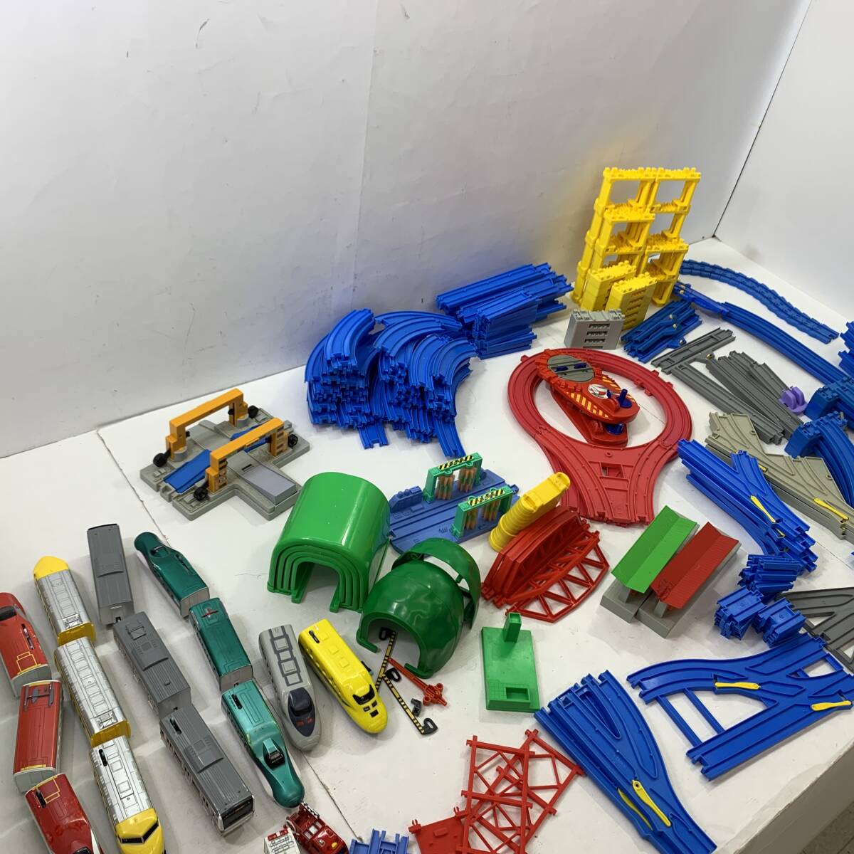 【傷や汚れあり】(26204) 【1円～】プラレール・トミカ まとめ / 922型,923型 ドクターイエロー E5 E6 E233-0 700 ひかりレールスター / レール多め 現状品の ...
