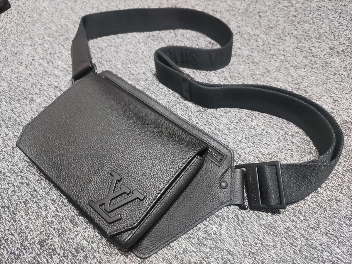 【目立った傷や汚れなし】【美品】LOUIS VUITTON/テイクオフ・スリング_LVアエログラム_BLK/レザー/BLK メンズor ...