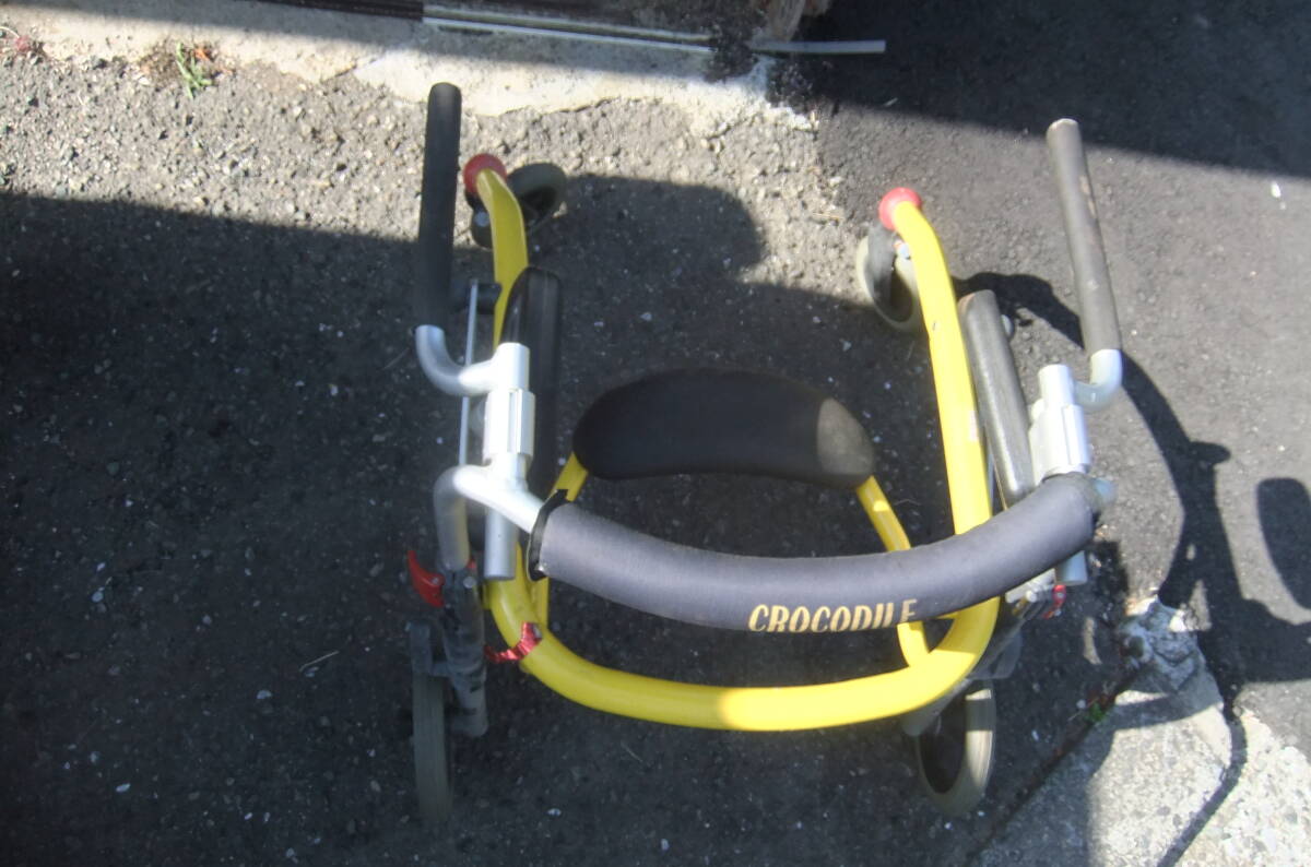 【目立った傷や汚れなし】小児用歩行器、障害児 歩行器、障害者のリハビリテーション補助具 トレーニング ウォーカー R82 Crocodile ...