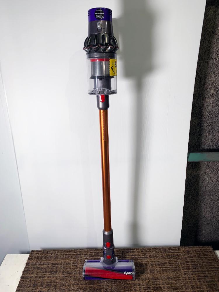 【やや傷や汚れあり】中古 ★ダイソン Dyson Cyclone V10 fluffy サイクロン式 コードレスクリーナー スタンド付属 ...