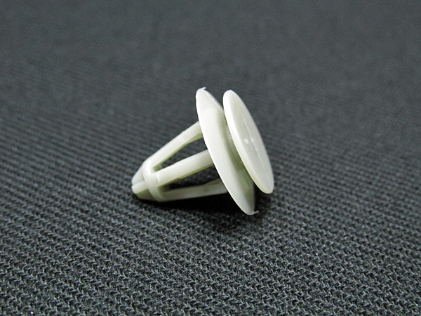 【新品】ベンツ純正品 スプレッドリペットピン 2個セット（A0009905792） BENZ W124/W210/W140/W220/W221 ...