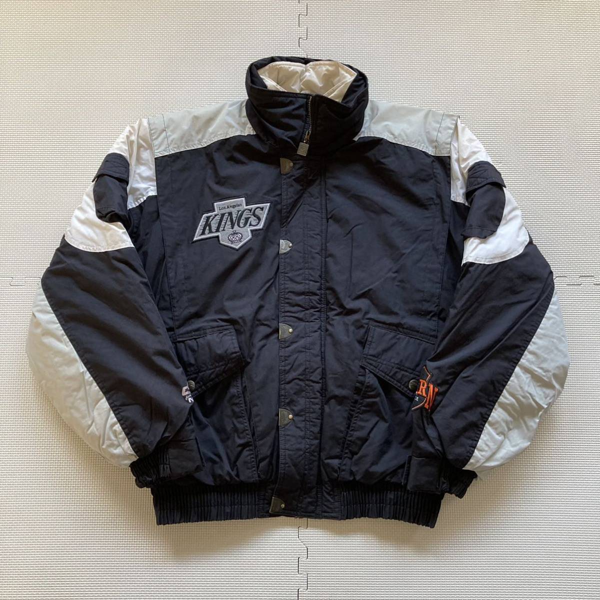 【やや傷や汚れあり】90s NHL NUTMEG ロサンゼルス キングス KINGS 中綿 ジャケット Mの落札情報詳細 - ヤフオク落札価格 ...