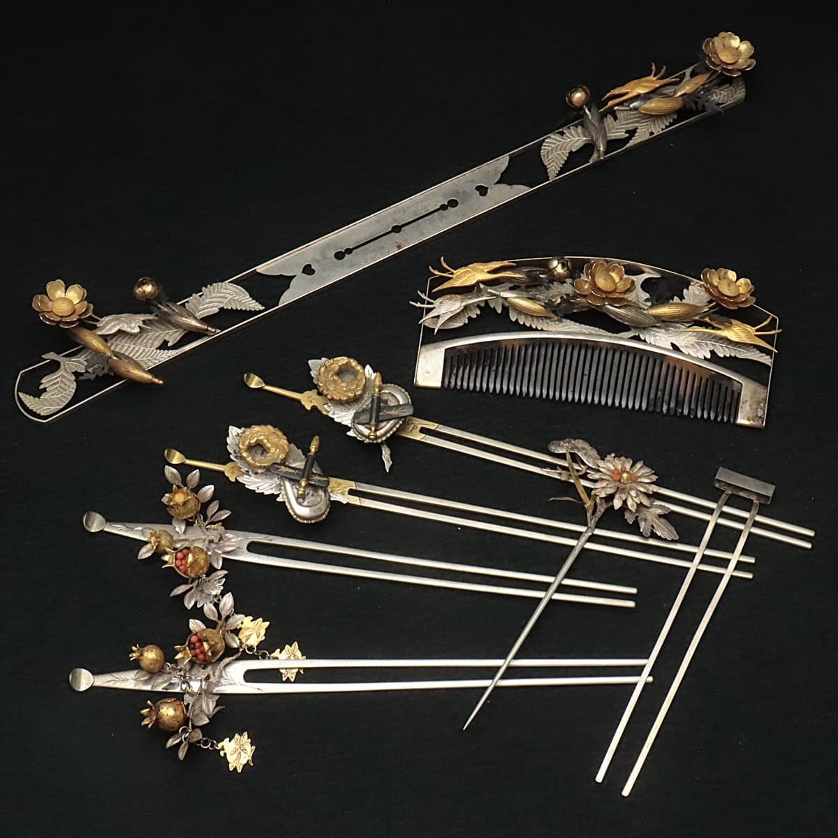 【やや傷や汚れあり】ER604 時代金工 金銀珊瑚装飾 筆硯/花鶴/柘榴図 簪・笄・鼈甲櫛 八点一式 総重195g 木箱附 日本髪 かんざし 髪飾り 和装小物の落札情報詳細 - Yahoo ...